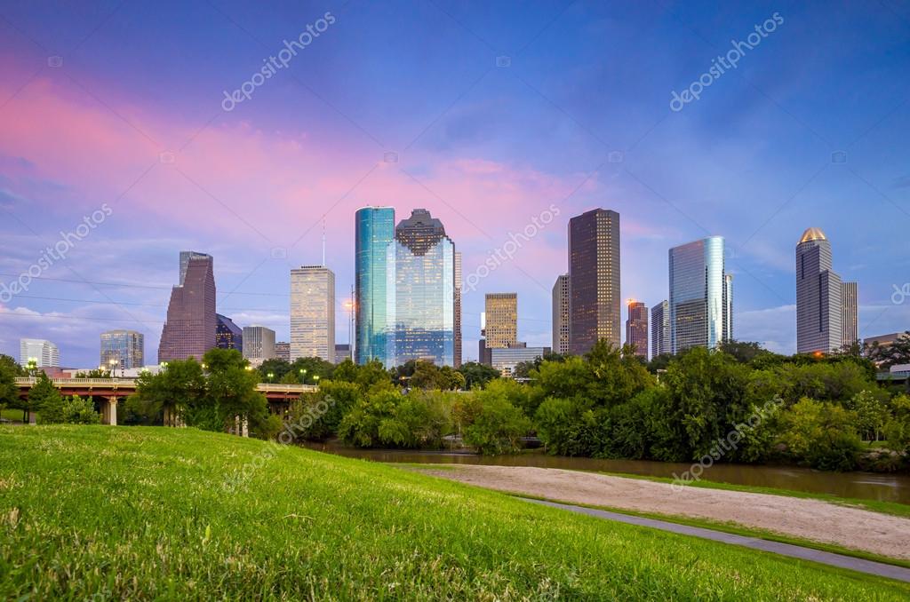 Houston horizonte de Texas al atardecer crepúsculo del césped del ...