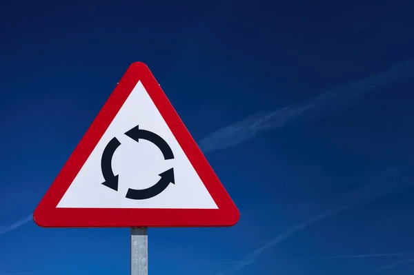 detalle de una señal de advertencia de rotonda triangular sobre un ...