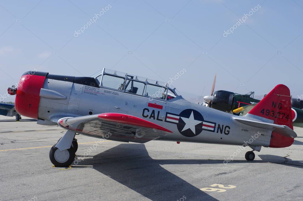 Vista de un avi n de combate en el campo de aviaci n en el aeropuerto en el 'Aviones de la Fama ...