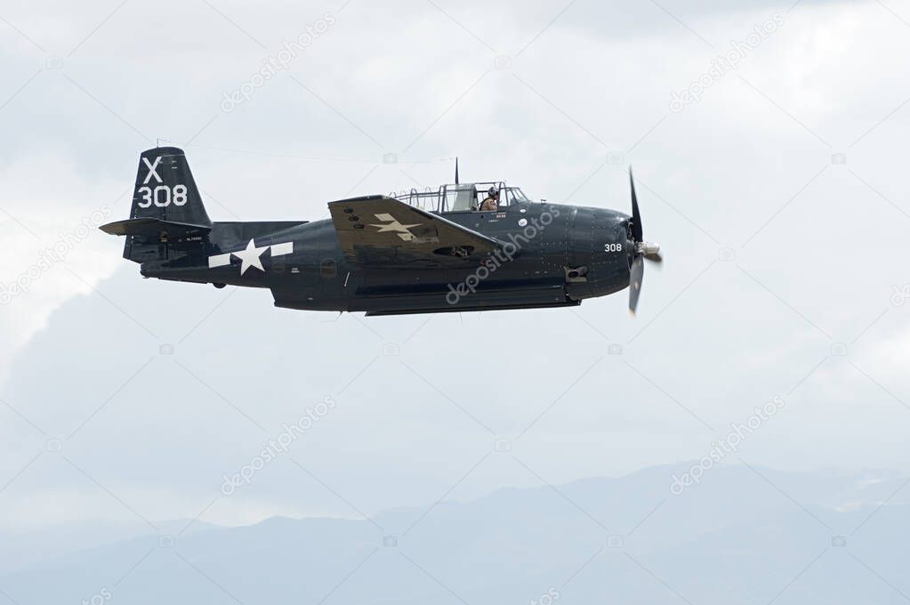 Vista de un avi n de combate en el campo de aviaci n en el aeropuerto en el 'Aviones de la Fama ...