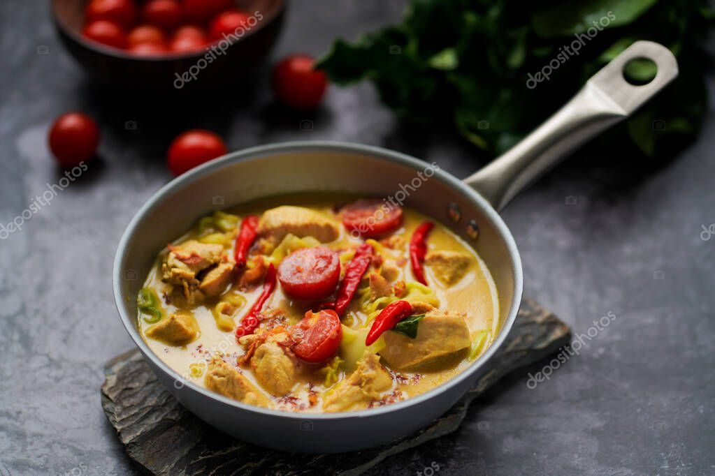 Tongseng Ayam o Pollo Tongseng está hecho de pollo cocinado con leche ...