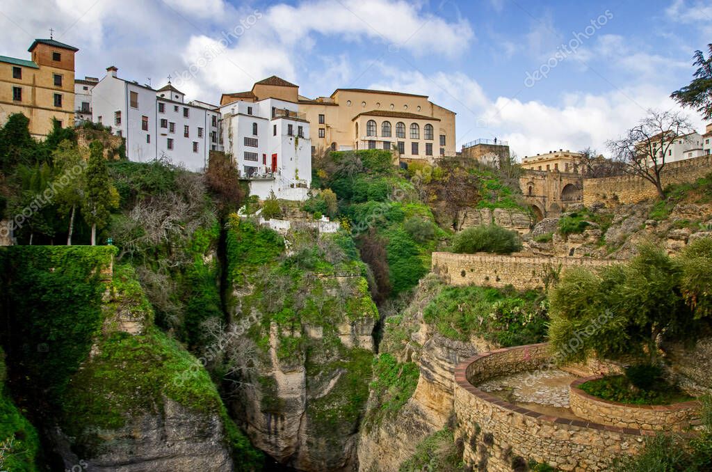 Ronda en España. Ciudad en los acantilados. Monumento histórico en ...