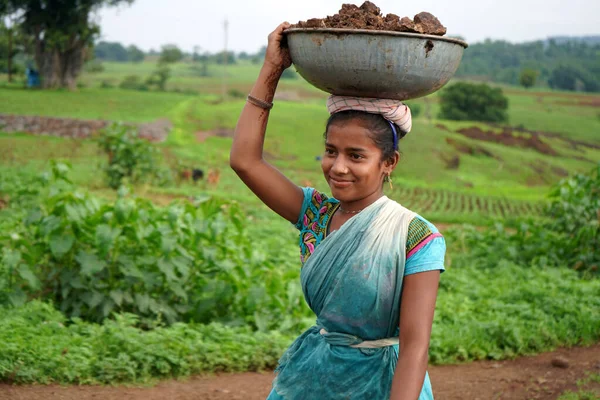 CHIKHALDARA, MAHARASHTRA, INDIA 29 JUNIO 2020: Retrato de gente rural ...