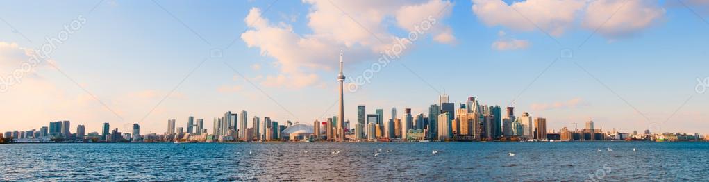 Panoramic view of Toronto skyline — Stock Editorial Photo © rbspace ...