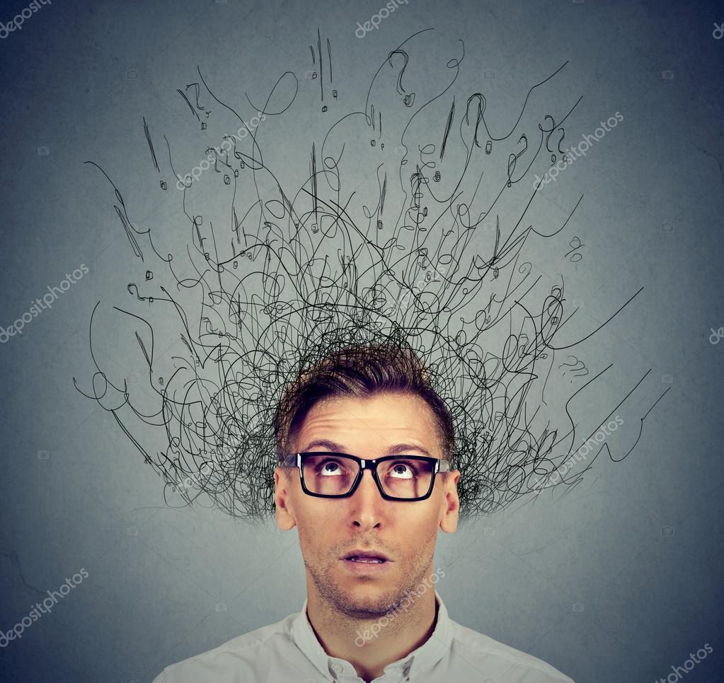 hombre con expresión de cara preocupada cerebro fundiéndose en líneas ...