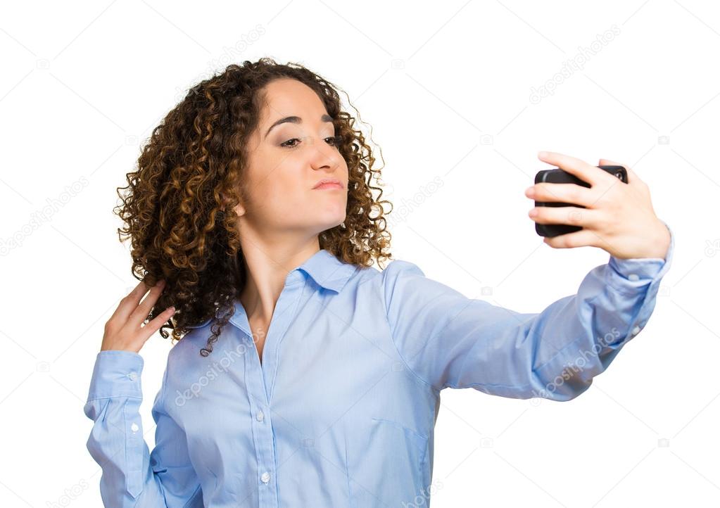 Mujer, señora, chequeando, mirando admirando su cara, pelo en el espejo ...