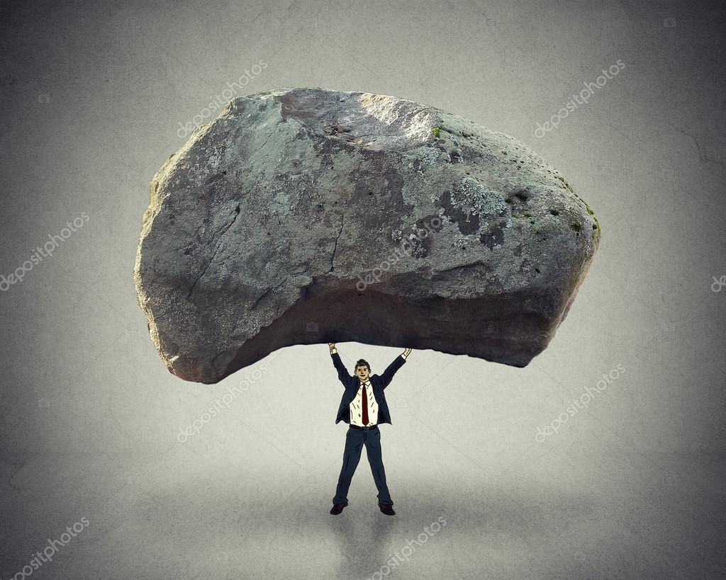 Capacidad de liderazgo de poder para inspirar al hombre a levantar una roca enorme 2024