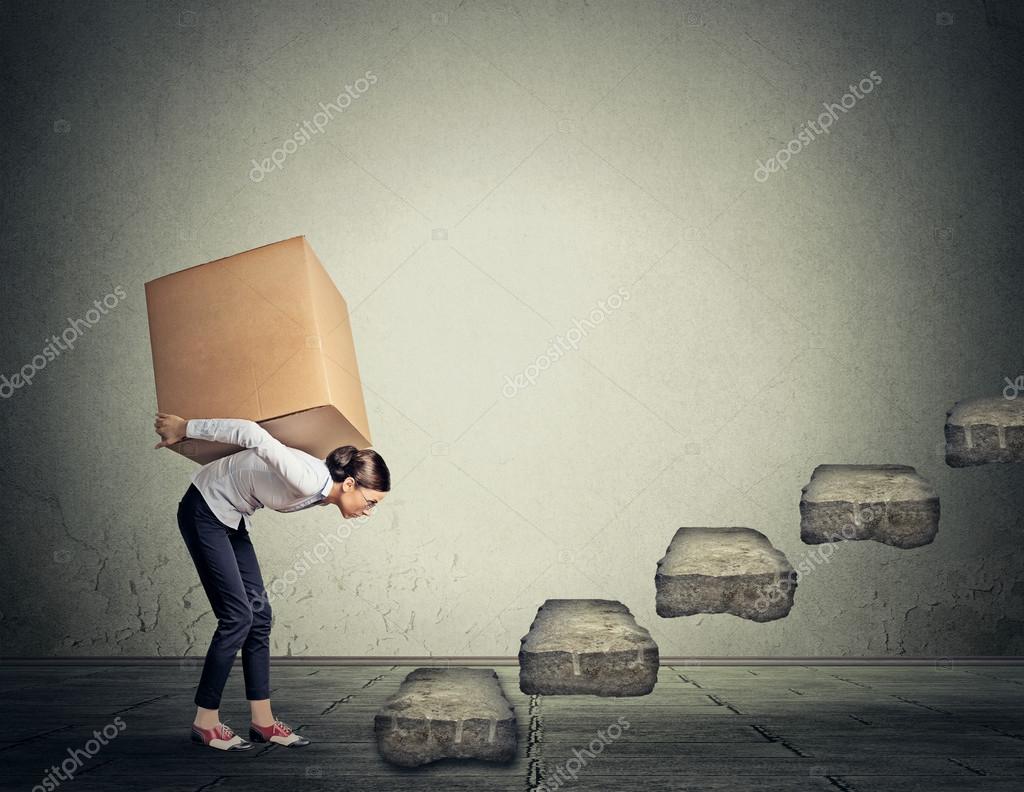 Concepto de tarea difícil. Mujer joven llevando pesada caja arriba ...