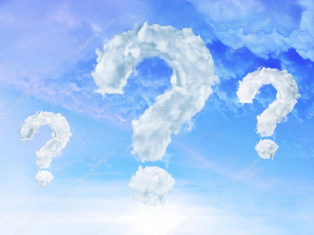 Nubes en forma de signo de interrogación sobre el fondo azul del cielo 2023
