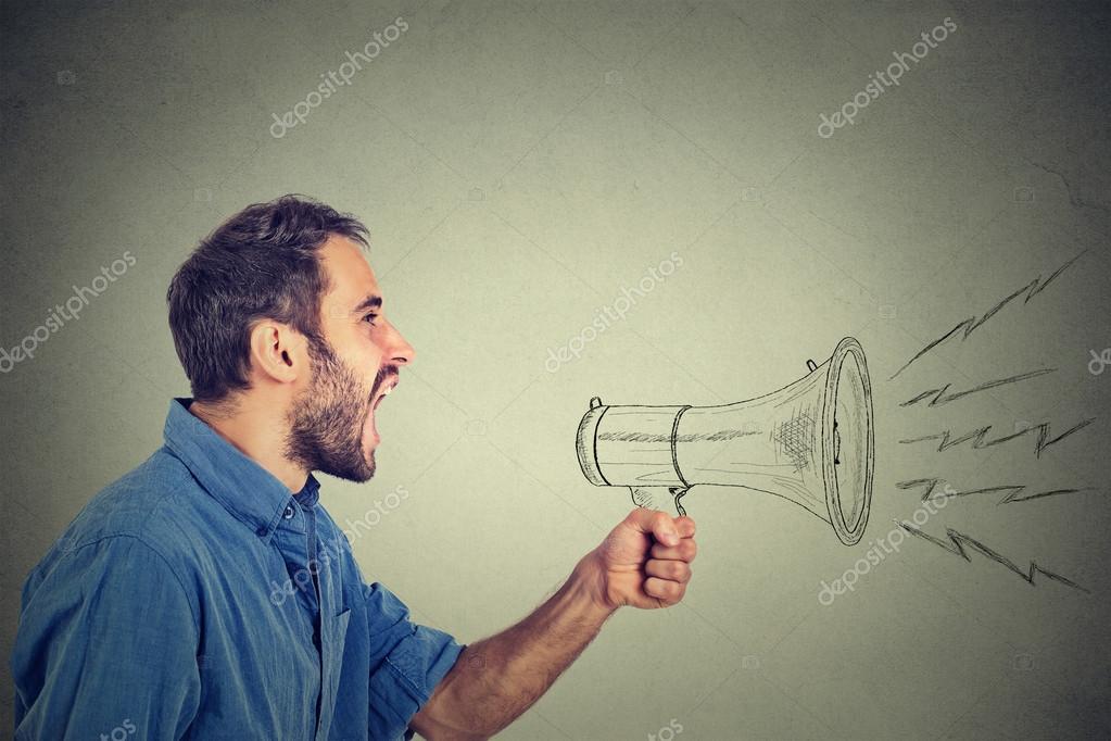 Jovem irritado segurando gritando em megafone fotos, imagens de ...