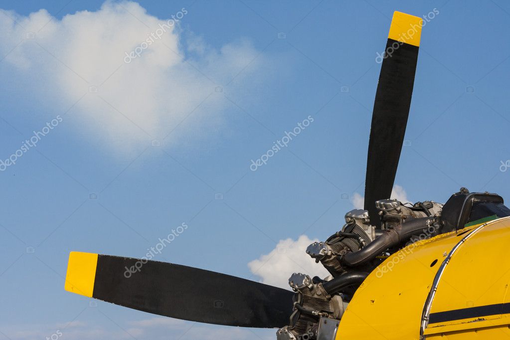 Aircraft engine and propeller Stock Photo by ©Helinek 111452604