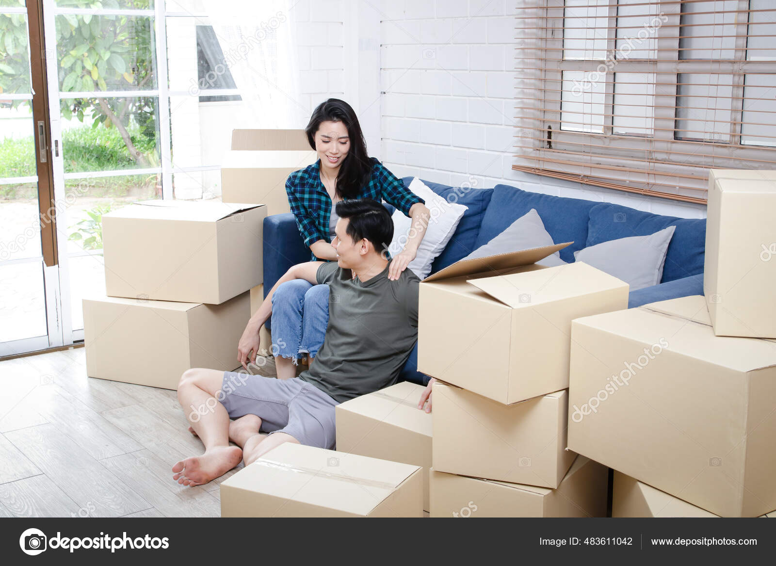 Asian Couple Moving New Home Were Many Large Brown Cardboard — Stock