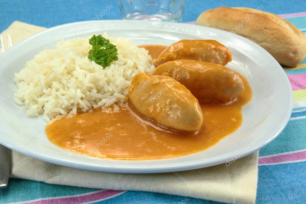 Albóndigas de lucio con salsa nantua en un plato. 2022