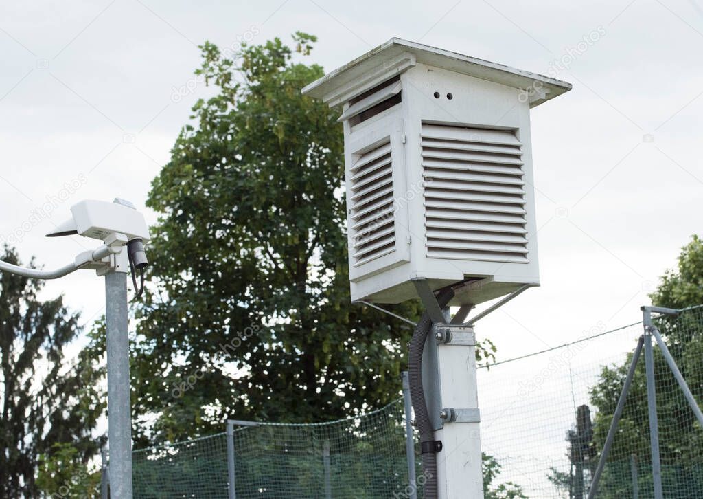 estación meteorológica con diferentes instrumentos de medición ...