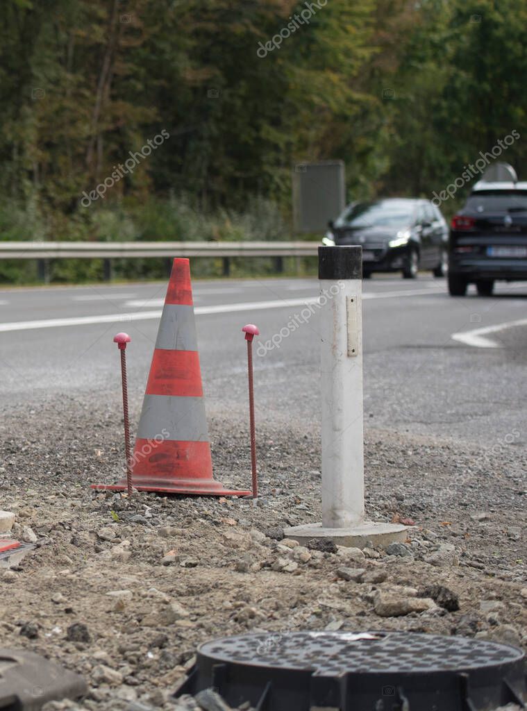 pilón como marcado de suelo o de carretera, marcado visible para la ...