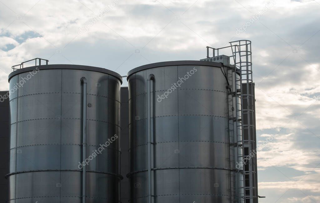 torres de silos para el almacenamiento de materiales a granel en un ...