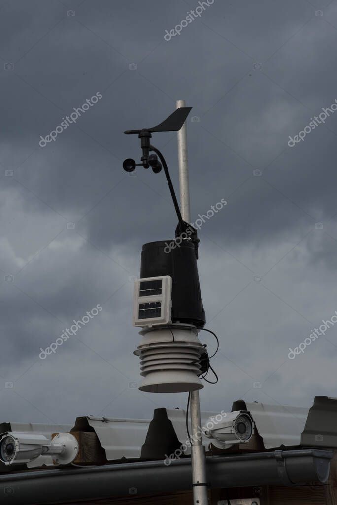 estación meteorológica con diferentes instrumentos de medición ...