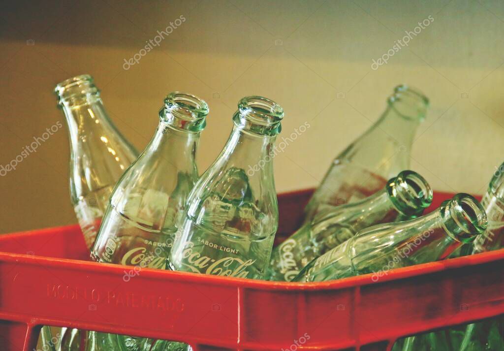 Madrid, España. 10 14 2018. Caja de botellas vacías de Coca Cola ...