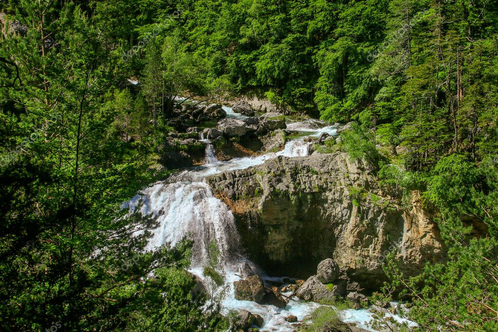 Cascada de Arripas desde el río Arazas en el Valle de Ordesa, Pirineo ...