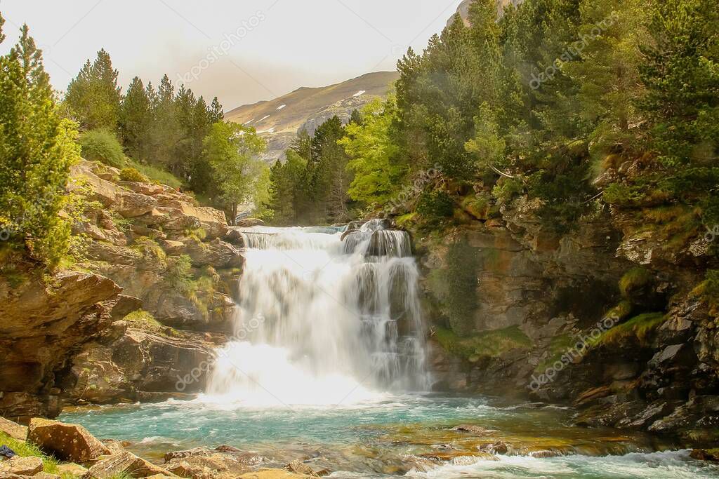 Cascada de Soaso (también conocida como Escalinata de Soaso) en el río ...