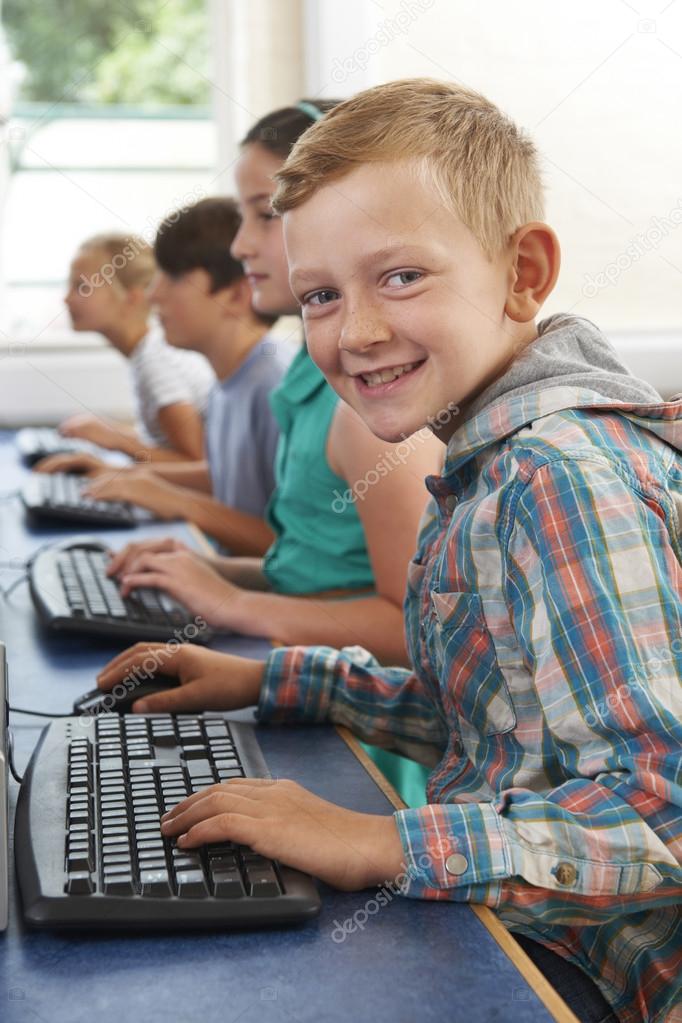 Group Of Elementary School Children In Computer Class — Stock Photo ...