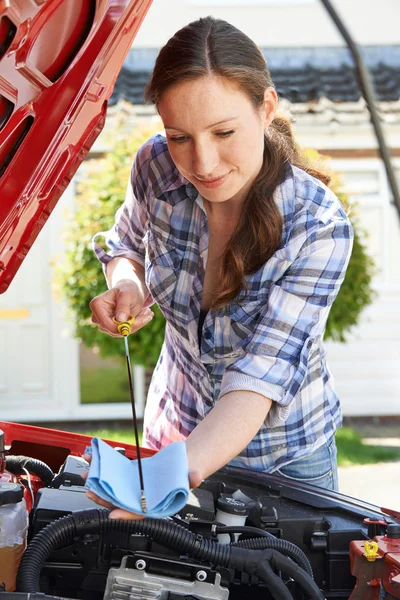 Mujer arreglando carro fotos de stock, imágenes de Mujer arreglando ...
