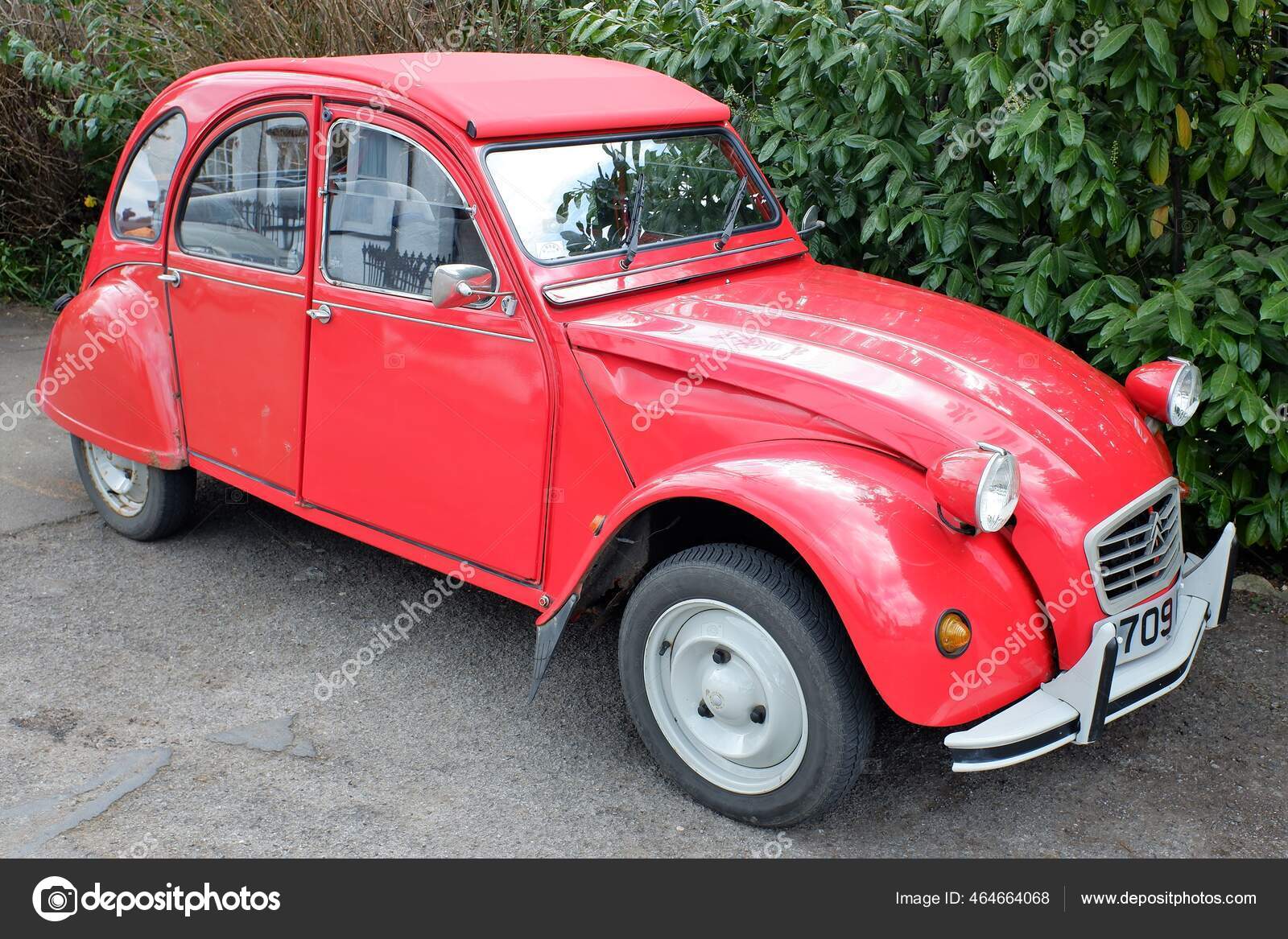 Classic Red Citroen 2Cv Deux Chevaux Deux Chevaux Vapeur – Stock ...