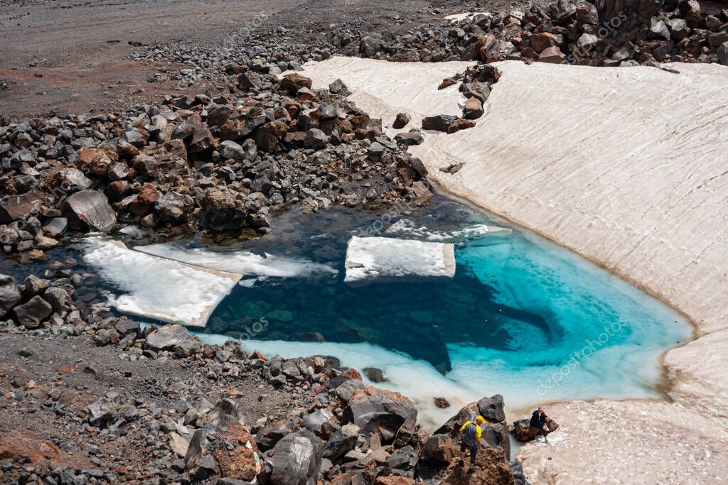 Un hermoso lago de color turquesa en una de las laderas del monte ...