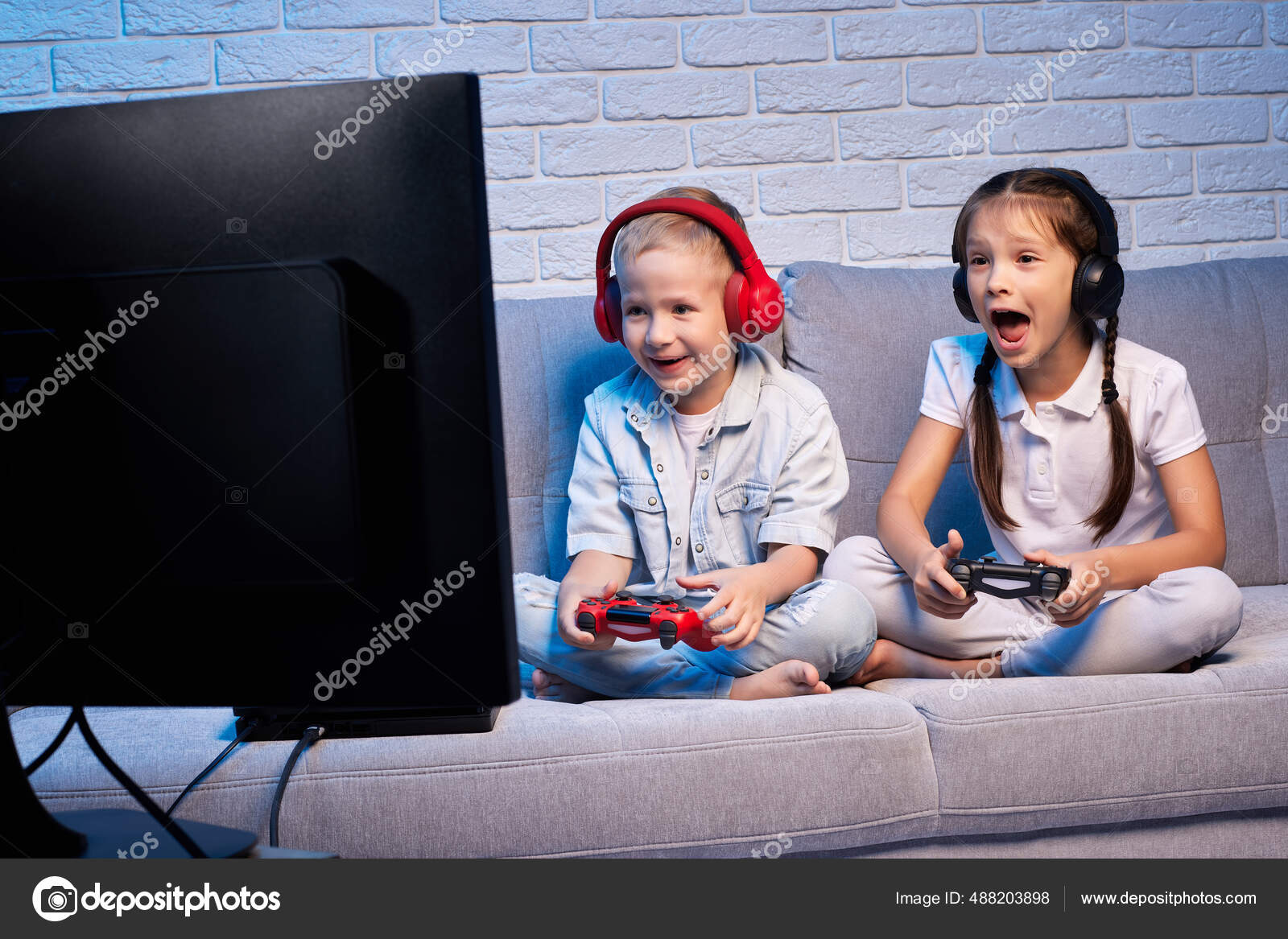 Kinder spielen Videospiel mit Spielkonsole - Stockfotografie: lizenzfreie Fotos © erstudio ...