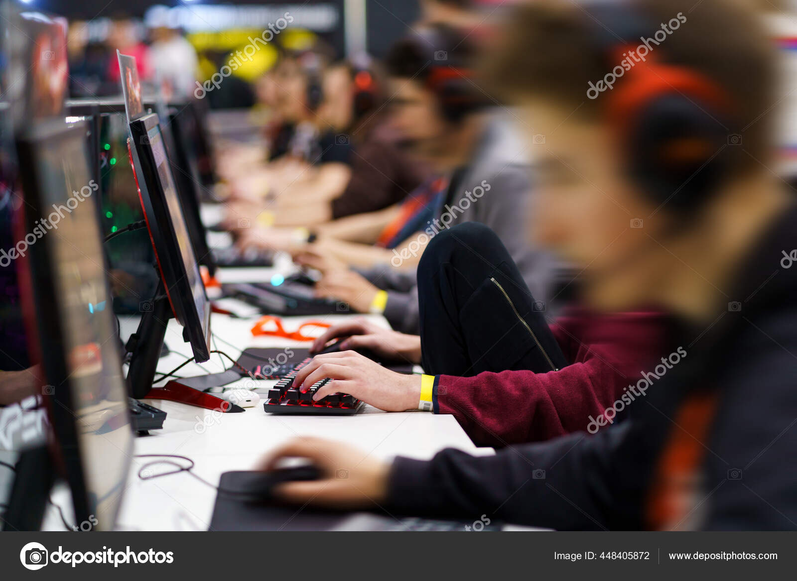 People playing video games on PC. Professional gamers — Stock Photo ...