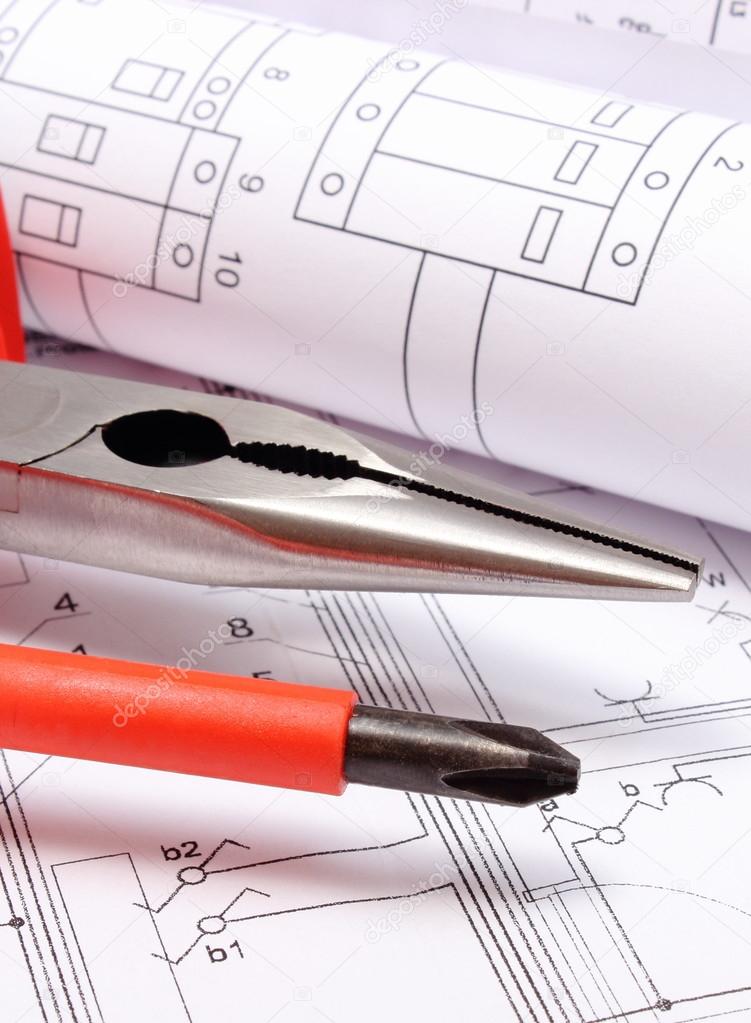 Diagramas eléctricos laminados y herramientas de trabajo sobre el ...