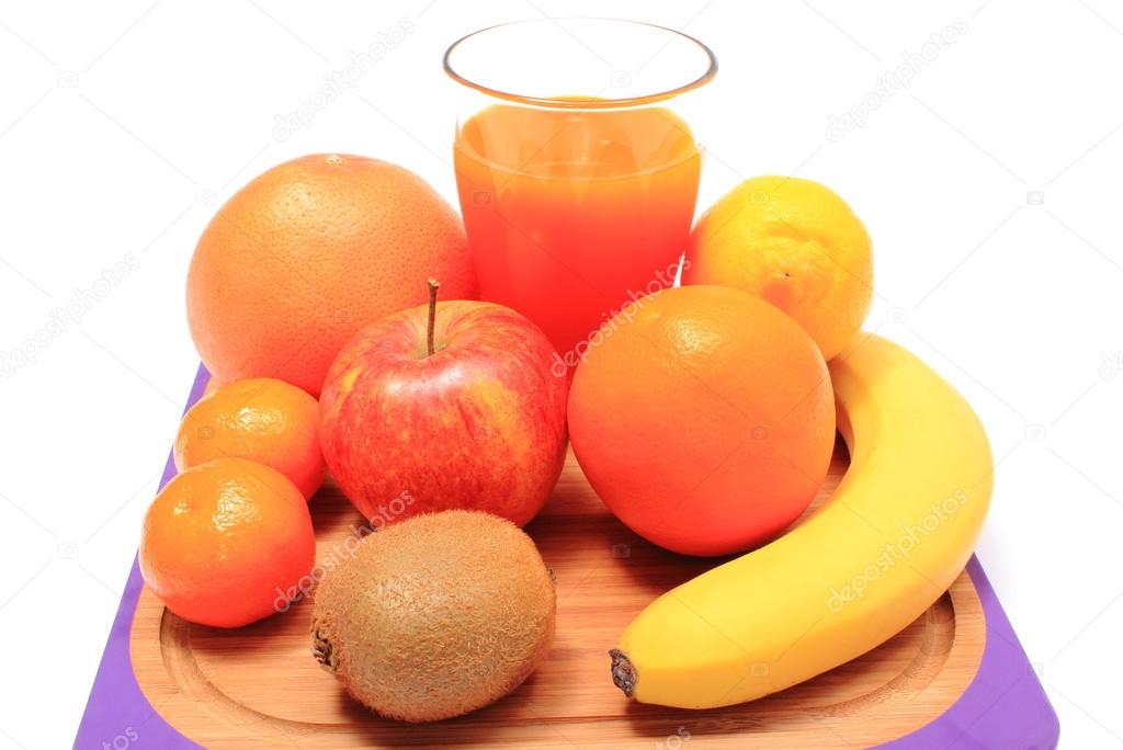 Свежие натуральные фрукты и стакан сока на доске — Стоковое фото ...