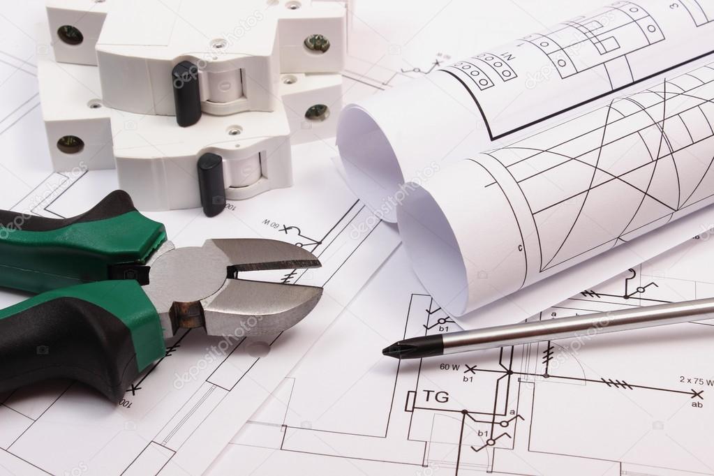 Las herramientas de trabajo, el fusible el ctrico y los rollos de los diagramas sobre la ...