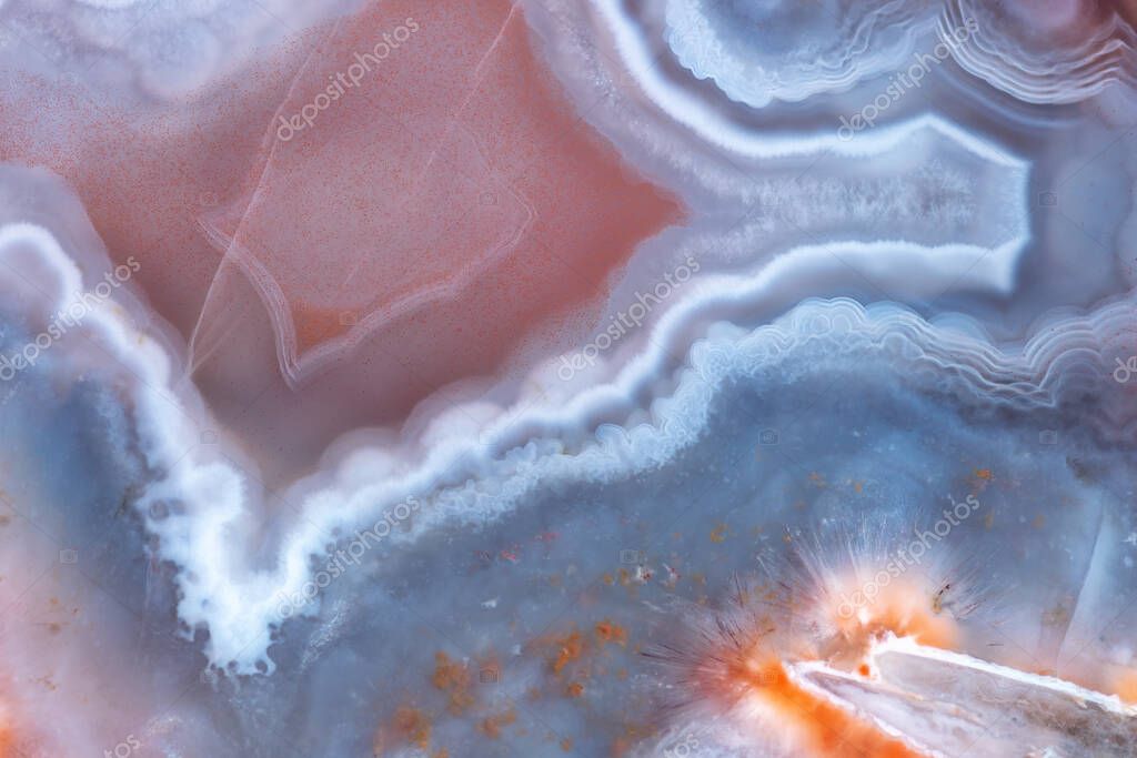 La textura de las capas de ágata rojo-azul con la inclusión de paquetes ...
