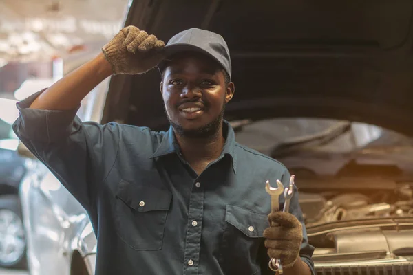 Mécanicien automobile africain images libres de droit, photos de Mécanicien automobile africain ...