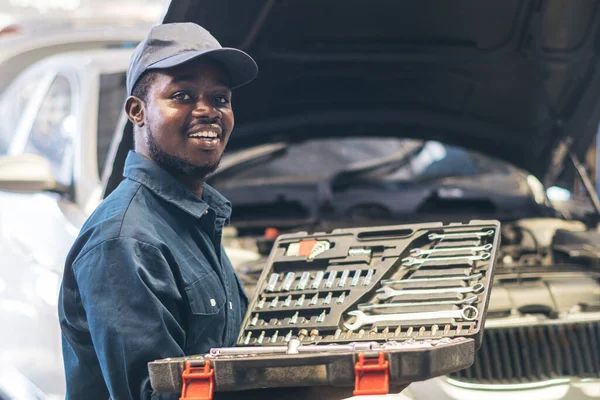 Mécanicien automobile africain images libres de droit, photos de Mécanicien automobile africain ...
