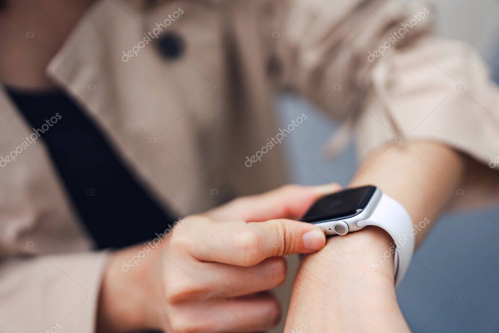 Mujer que utiliza relojes inteligentes con control de pulso a través de ...