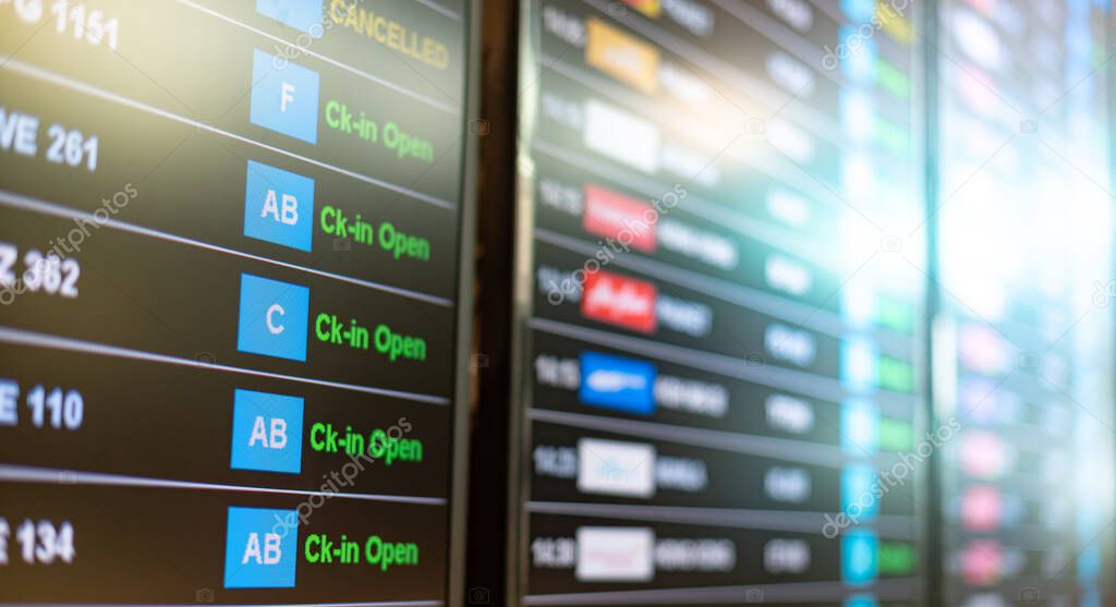 Tablero o pantalla de información de vuelo del aeropuerto y estado a ...