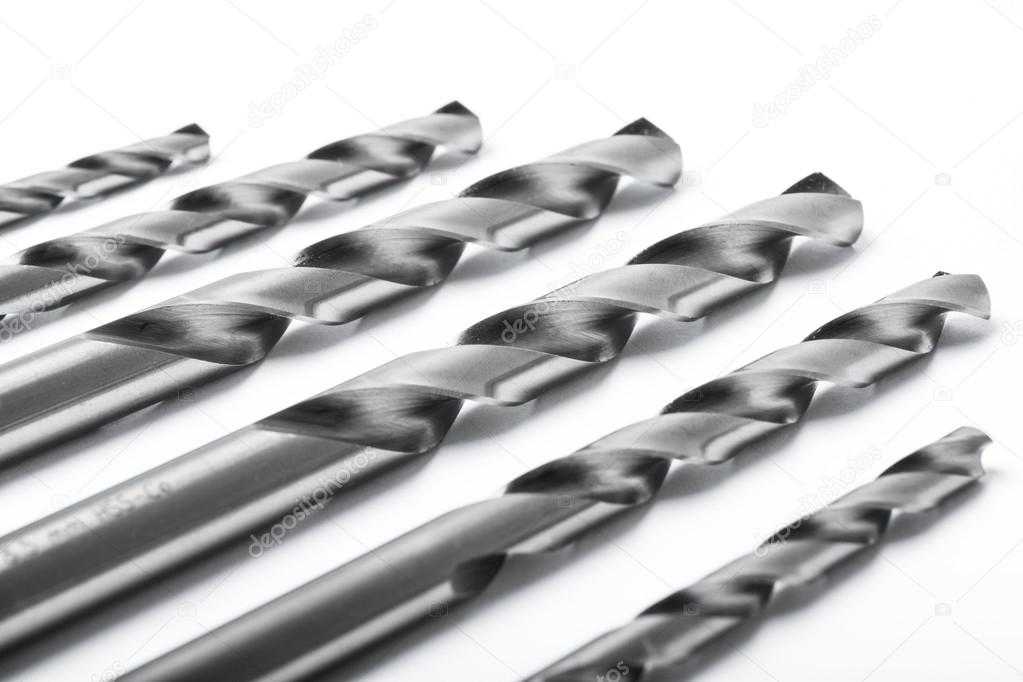 Brocas de diferentes tamaños aisladas sobre fondo blanco 2024