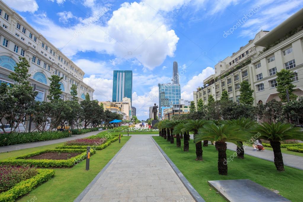 HO CHI MINH CITY, VIETNAM - 26 DE JULIO DE 2015: Nueva estatua de Ho Chi Minh en la ciudad de Ho ...