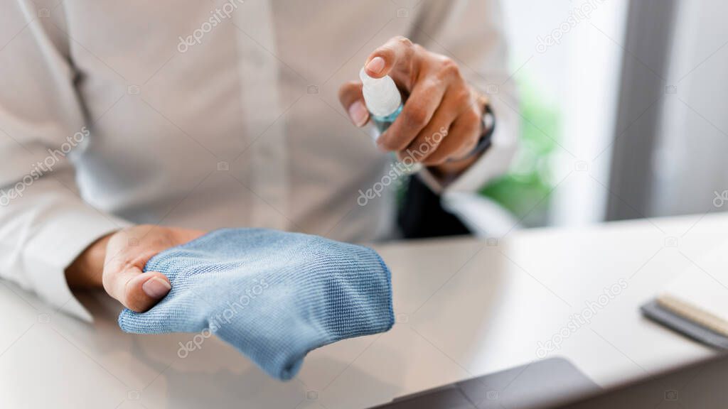 Desinfectar y limpiar las superficies de los dispositivos antes de ...