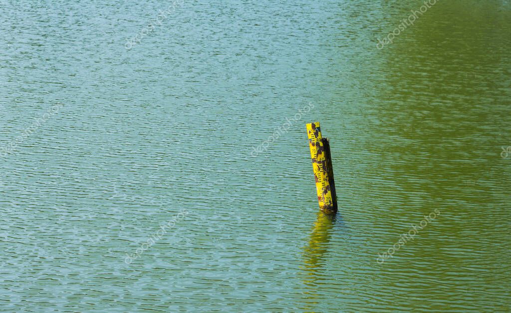 Indicador de barra de nivel de agua antiguo para monitorear el nivel de ...