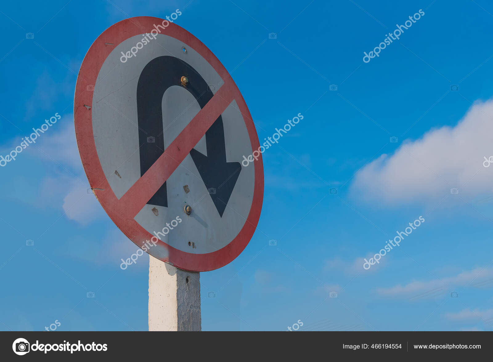 Turn Right Sign Blue Sky Background — Stock Photo © coffmancmu #466194554