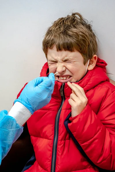 Niño con escayola Stock Photos, Royalty Free Niño con escayola Images ...