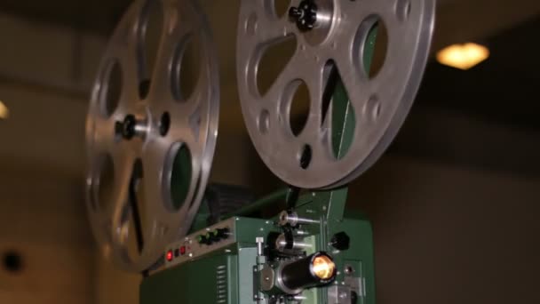 Proyector de película Proyección de película de 16 mm — Vídeo de stock ...
