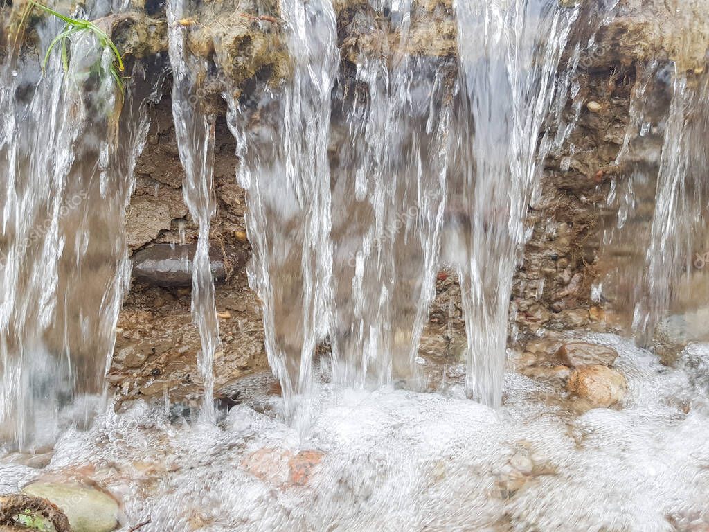Una pequeña cascada. El agua que fluye erosiona el suelo 2024