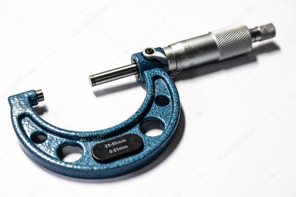 Herramientas de medición de alta precisión en una planta mecánica ...