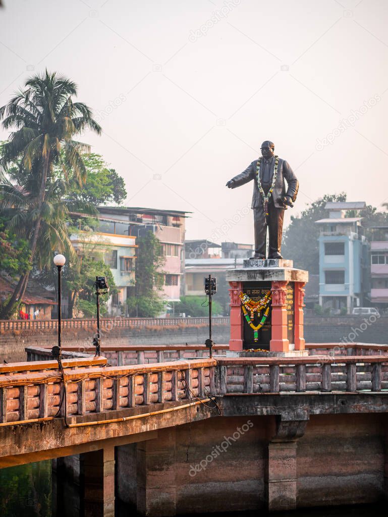 Mahad, India, 26 de diciembre de 2020: Estatua del Dr. Ambedkar en ...