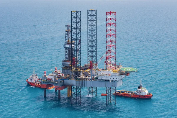 Plataforma de perforación de plataforma de petróleo en alta mar: fotografía de stock © Kanoke46 ...