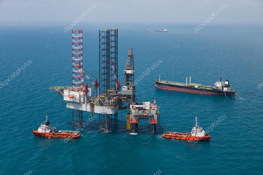 Offshore oil rig drilling Stock Photo by ©Kanoke46 98139498